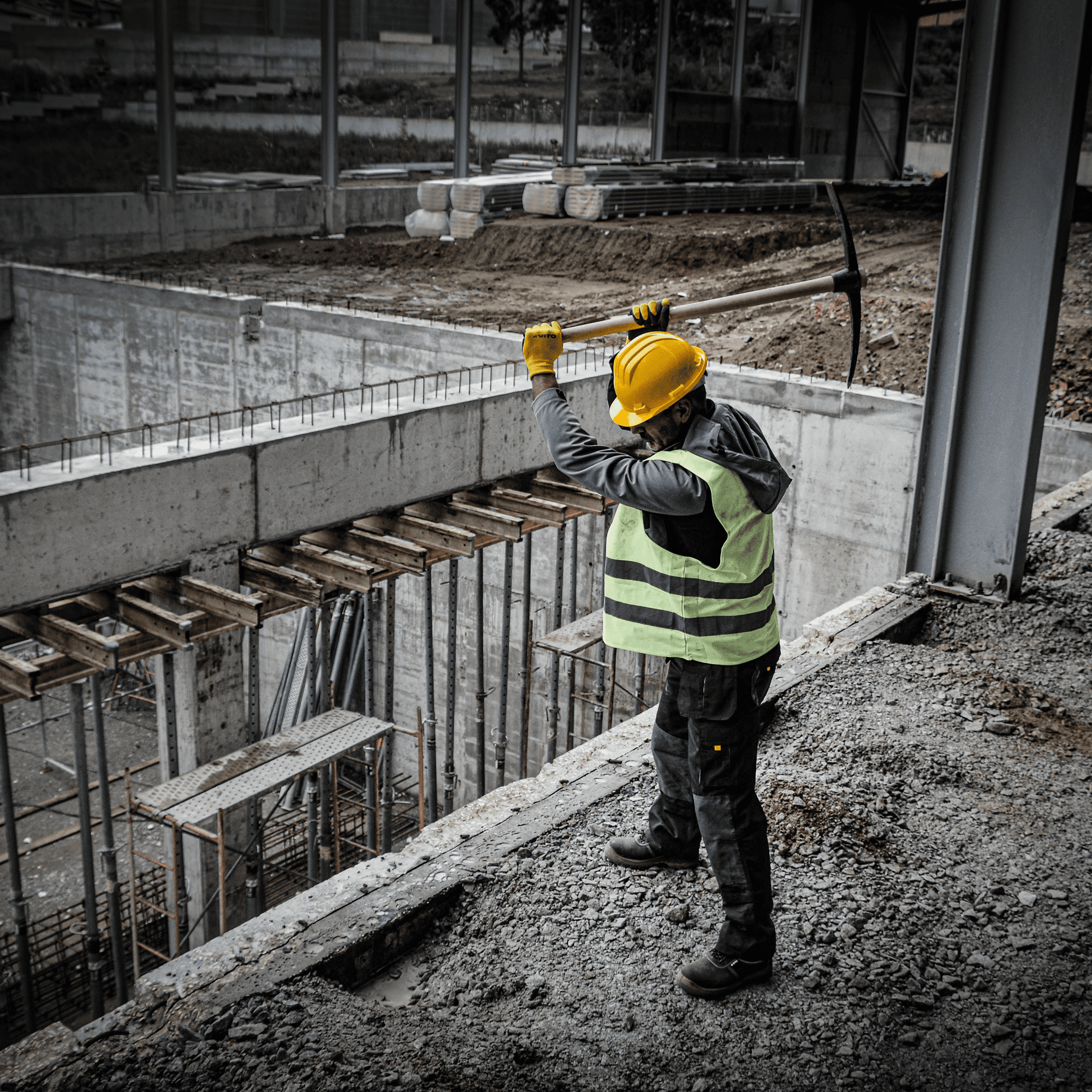 VIPC25C | Pickaxe With Wooden Handle | VITO